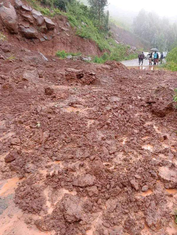 BREAKING NEWS: Several people feared trapped following a landslide in ...